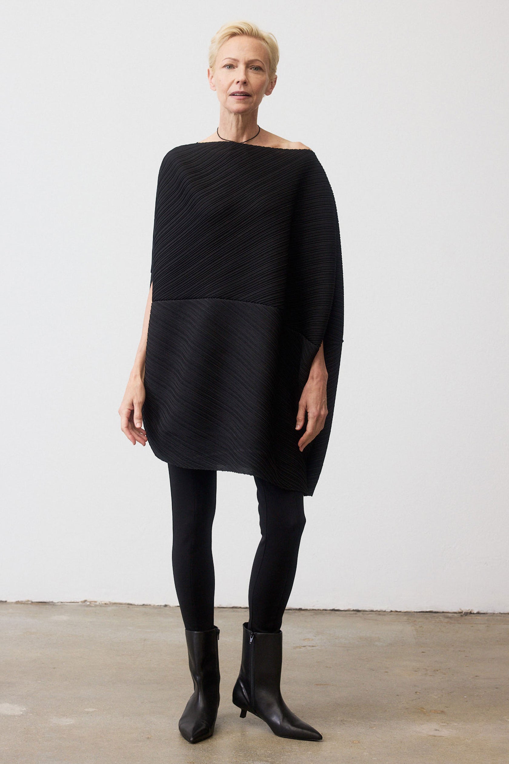 One for All Pleated Tunic | Black – Ruti